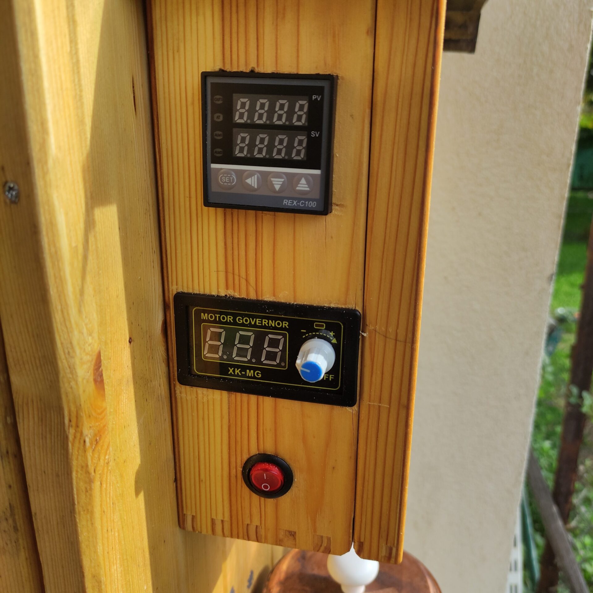 Dřevěná domácí elektrická udírna – elektricka-udirna.cz