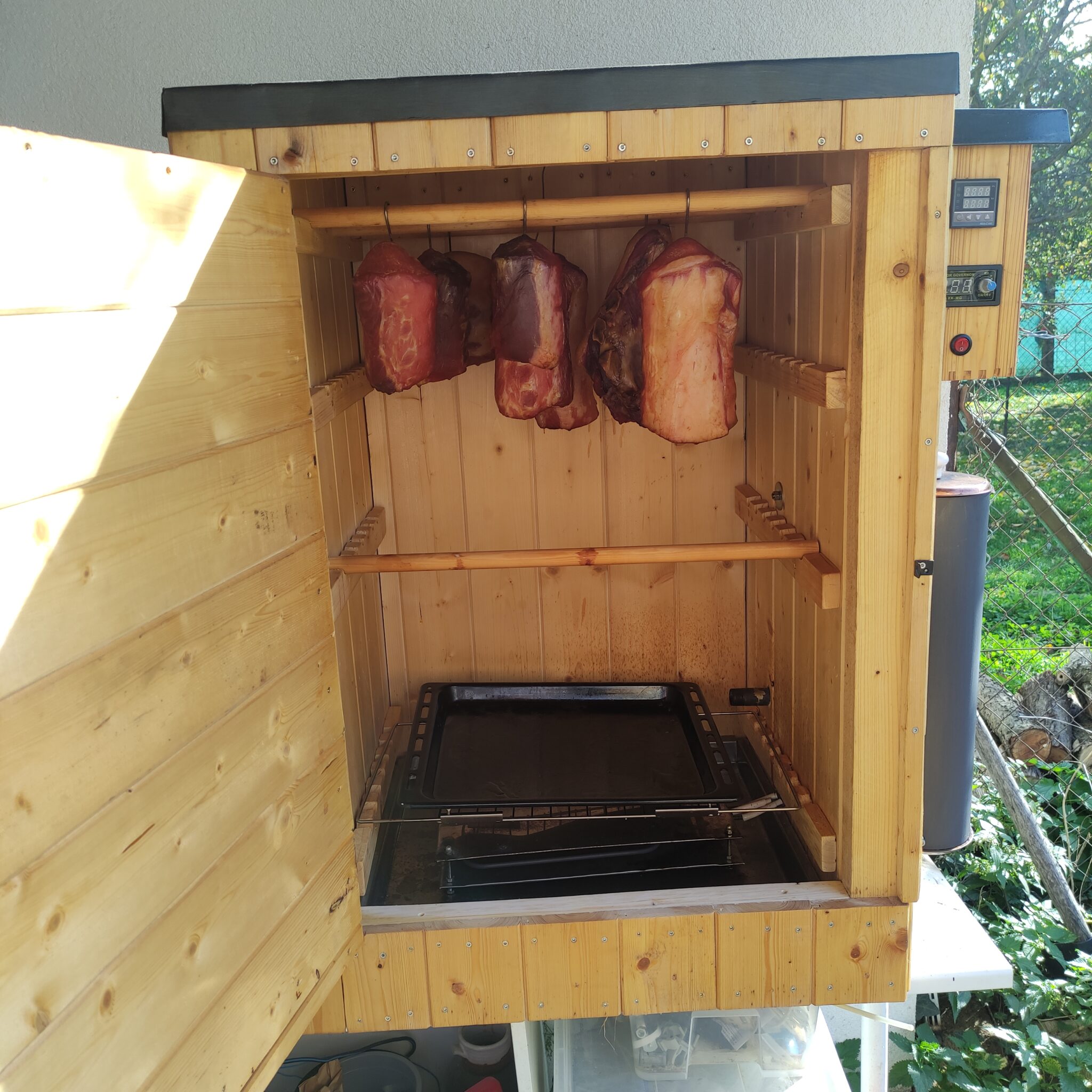 Dřevěná domácí elektrická udírna – elektricka-udirna.cz